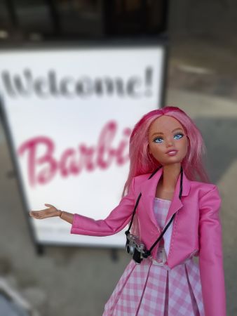 ホテルの入り口に設置された welcome Barbie